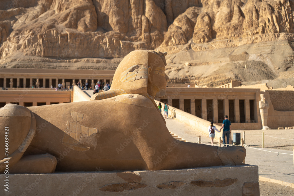 Foto de Statue of Sphinx at the lower terrace of The Temple of ...