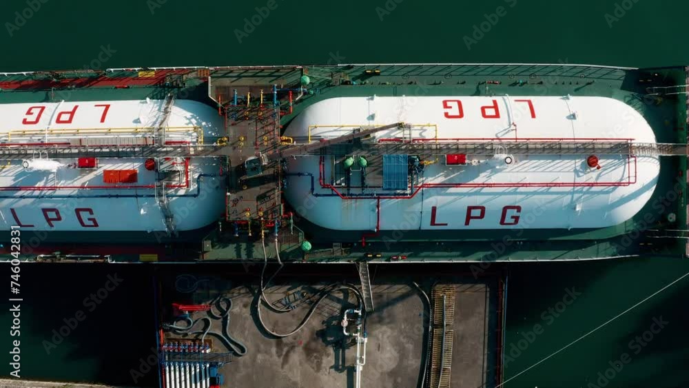 Vidéo Stock Aerial top down view ship LPG tanker vessel loading in gas ...