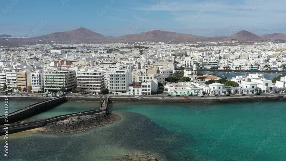 Vidéo Stock survol de la ville d'Arrecife, capitale de Lanzarote, iles ...