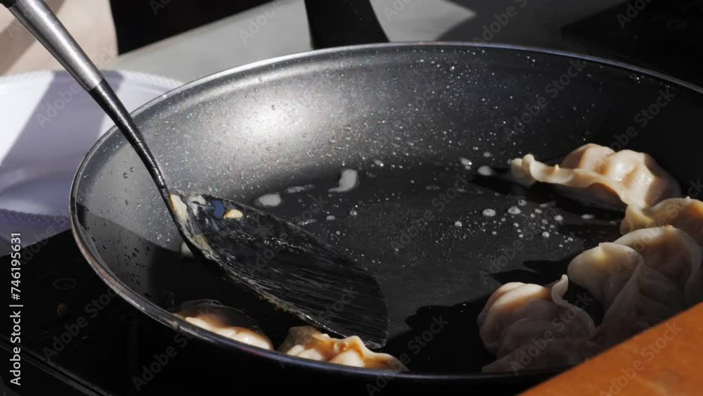 Vidéo Stock Cooking Chinese and Japanese gyoza in boiling oil close-up ...