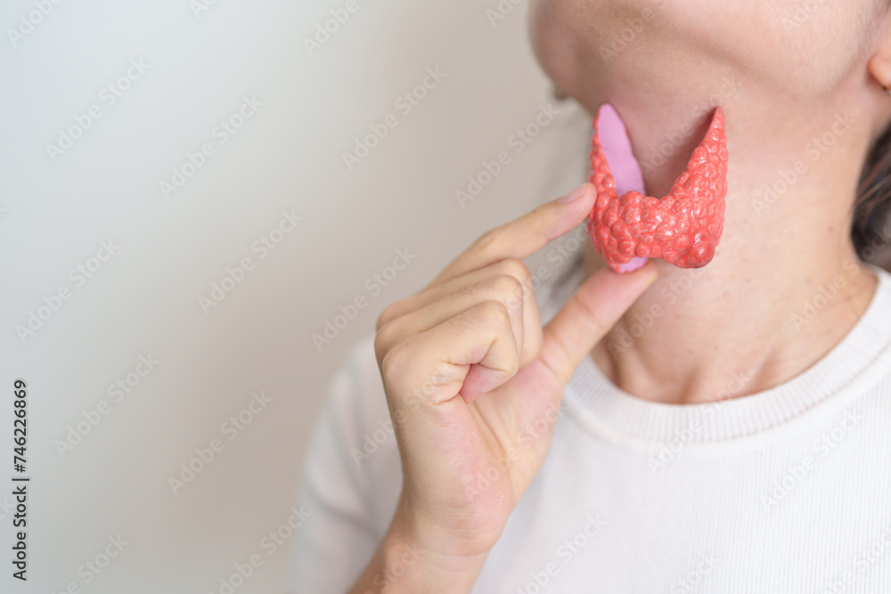 Foto de Woman holding human Thyroid anatomy model with her Neck ...
