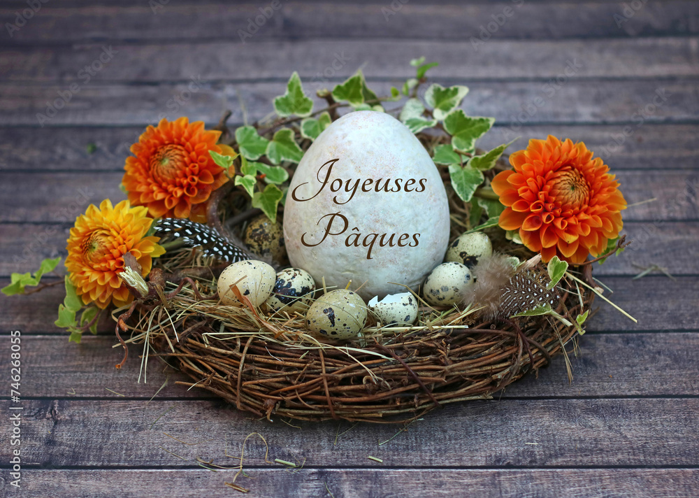 Joyeuses Pâques : fleurs avec œufs de Pâques dans le nid. L'œuf de ...