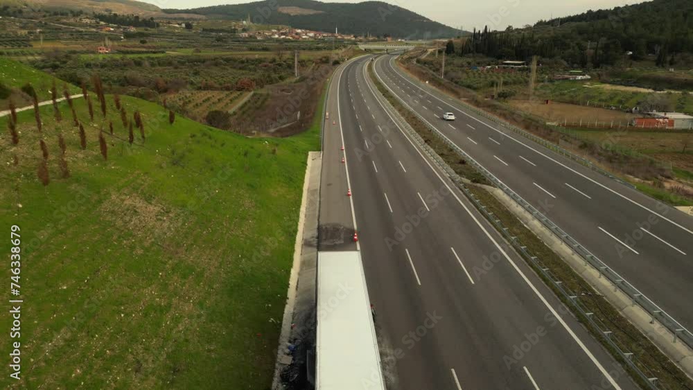 Vidéo Stock A damaged truck is on side of the road, fixing the flat ...