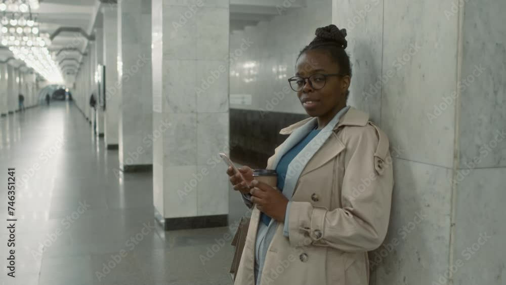 Vidéo Stock Push in side portrait of African American woman in glasses ...