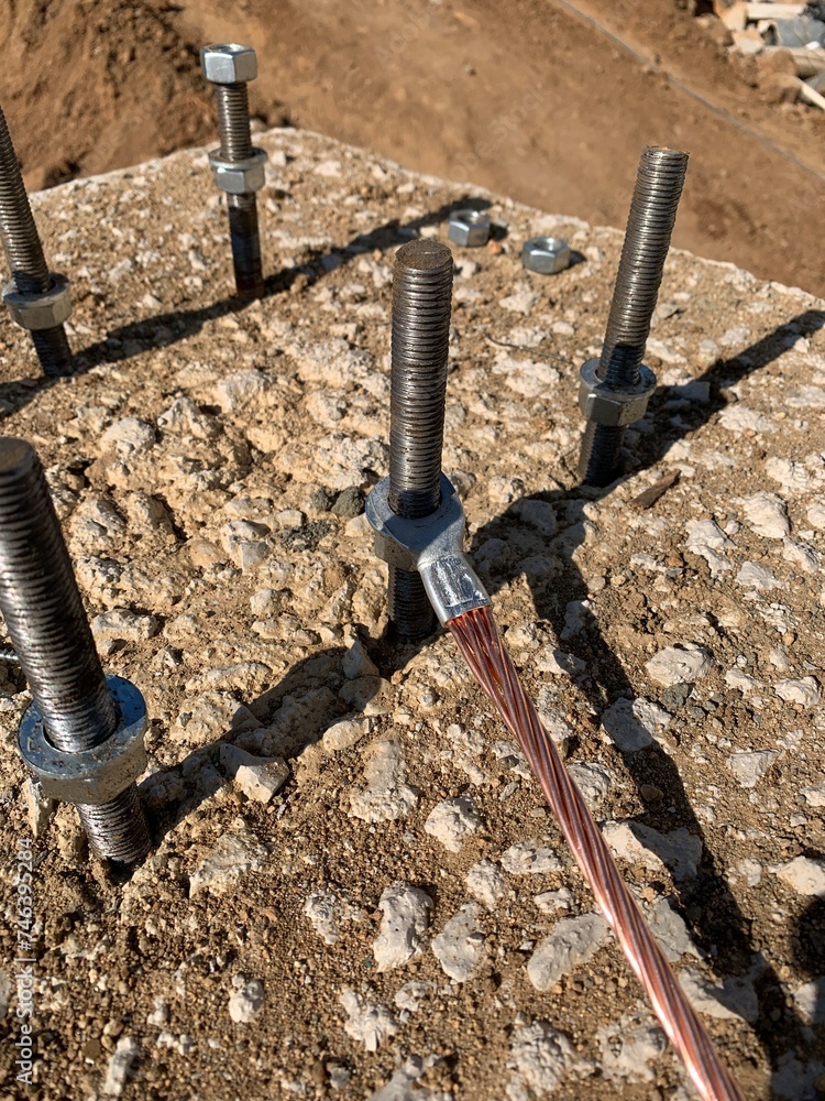 Toma tierra conectada a la cimentación de un edificio. Conexión a ...