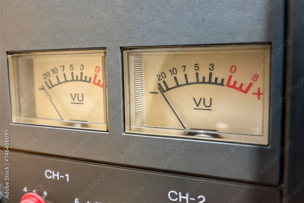 Fotka „The image shows a vu meter with red and green markings ...