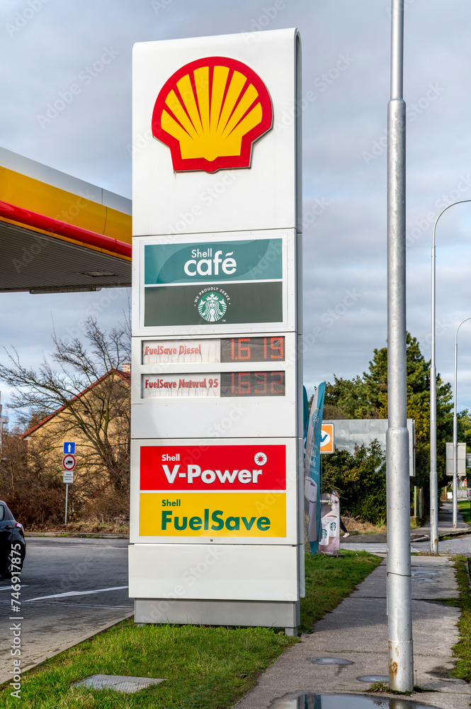 Foto de Nitra, Slovakia - February, 24, 2024 : Shell petrol station ...