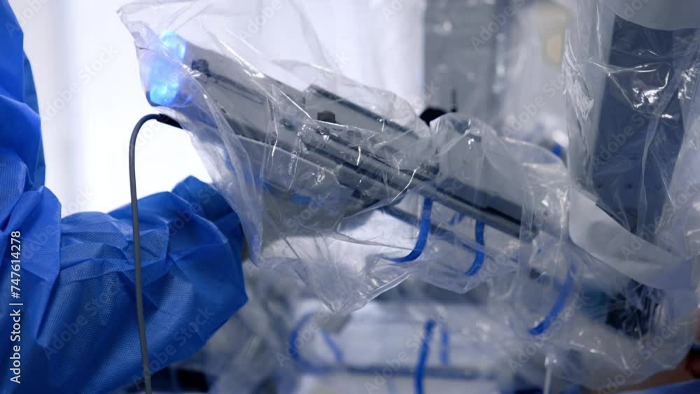 Vidéo Stock Robotic surgeon arm working alongside with the arm of the ...