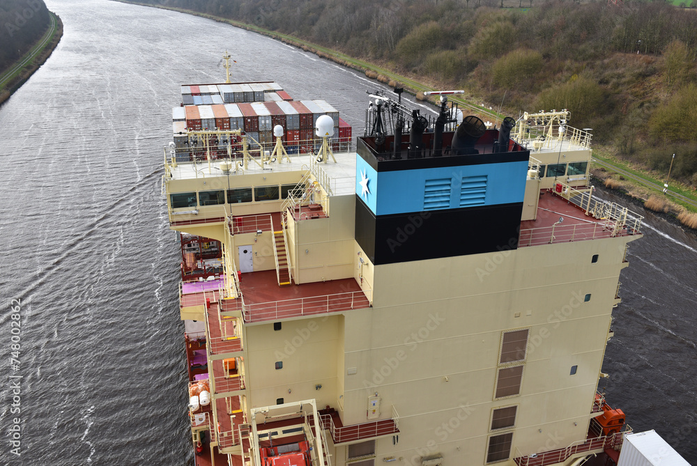 Containerschiff Laura Maersk fährt im Nord-Ostsee-Kanal Stock-Foto | Adobe Stock