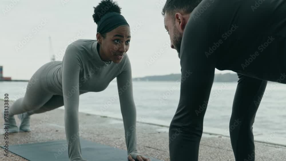 Vidéo Stock Focused African woman performs a plank exercise under her ...