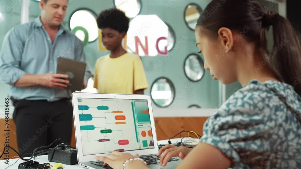 Vidéo Stock high school girl writing prompt while boy looking at ...