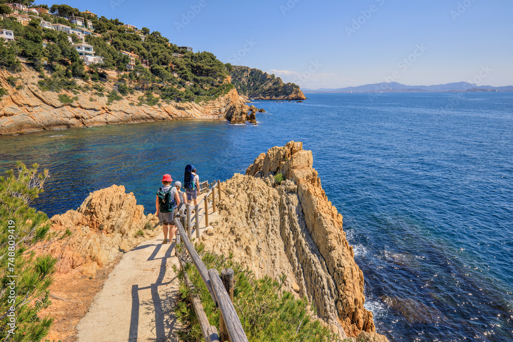 Randonnée sur le sentier des douaniers le long de la côte bleue près de ...