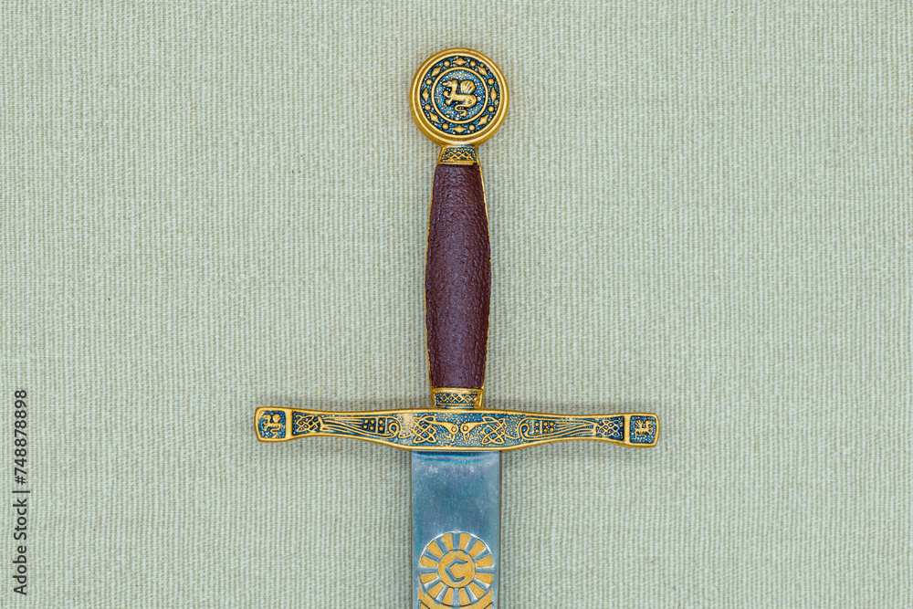 Empuñaduras de espada medieval de diferentes formas, aislado Stock ...