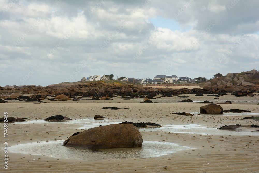 Joli paysage de mer sur la côte bretonne à Landrellec en hiver ...