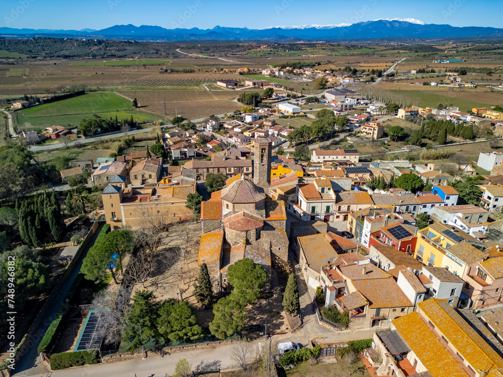 Foto de Behold the architectural marvels of Garriguella medieval towns ...
