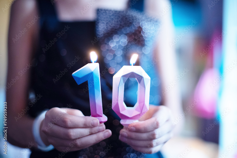 hand holding number 10. Turn ten years old. Candel in hands. фотография ...