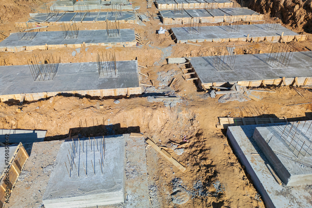 Monolithic reinforced concrete foundation for the construction of a ...