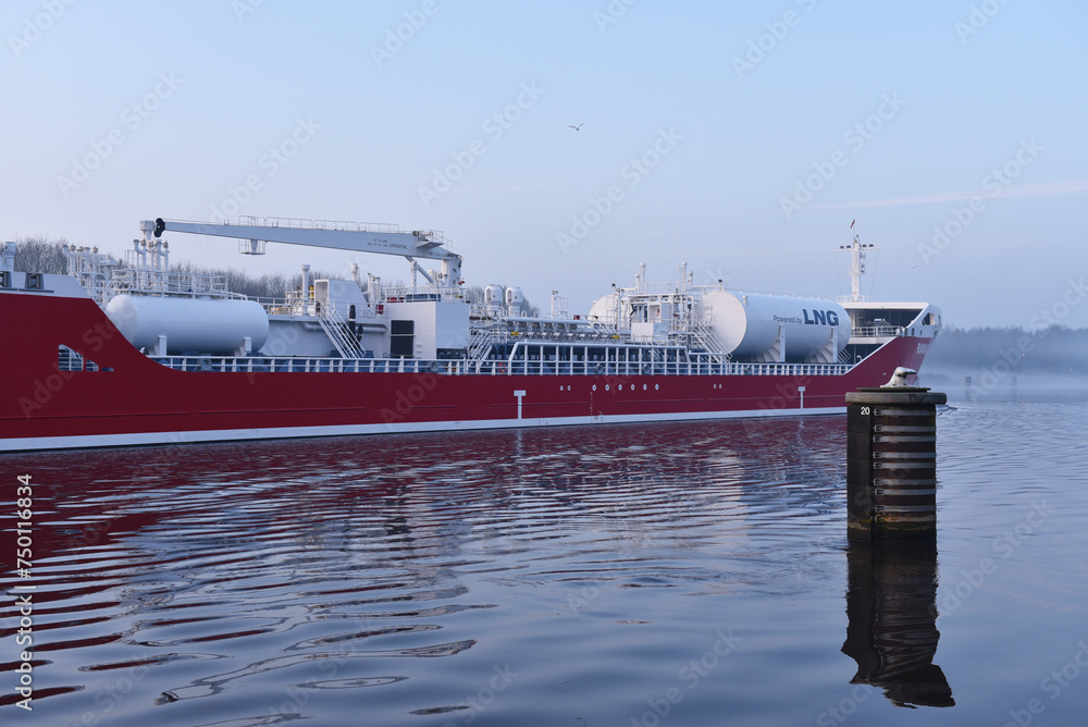 LNG Tankschiff Ramanda fährt bei Nebel im Nord-Ostsee-Kanal Stock-Foto | Adobe Stock