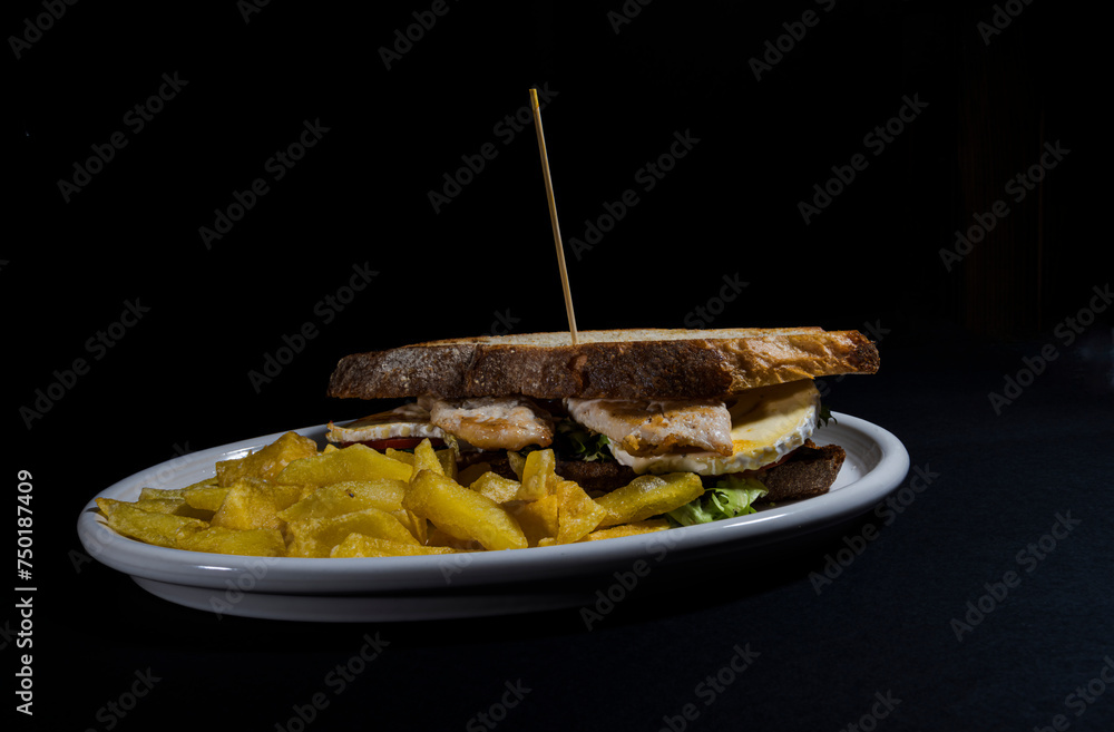 bocadillo con pan tostado de carne de pollo con patatas fritas Stock ...
