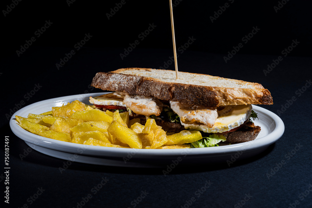 bocadillo con pan tostado de carne de pollo con patatas fritas Stock ...