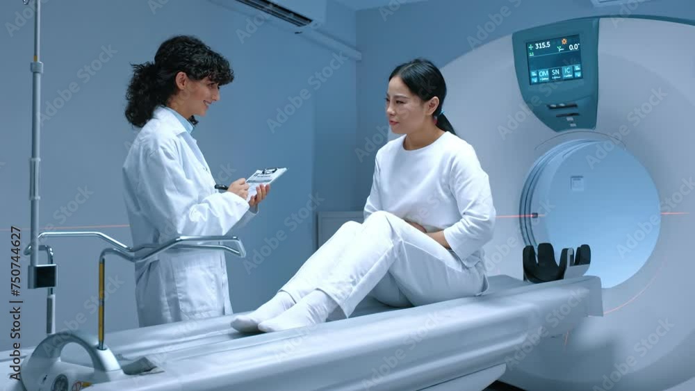 Vidéo Stock Positron emission tomography. Patient complaint at stomach ...