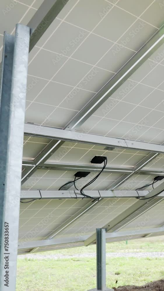 Vidéo Stock Back side view rows array of polycrystalline silicon solar ...