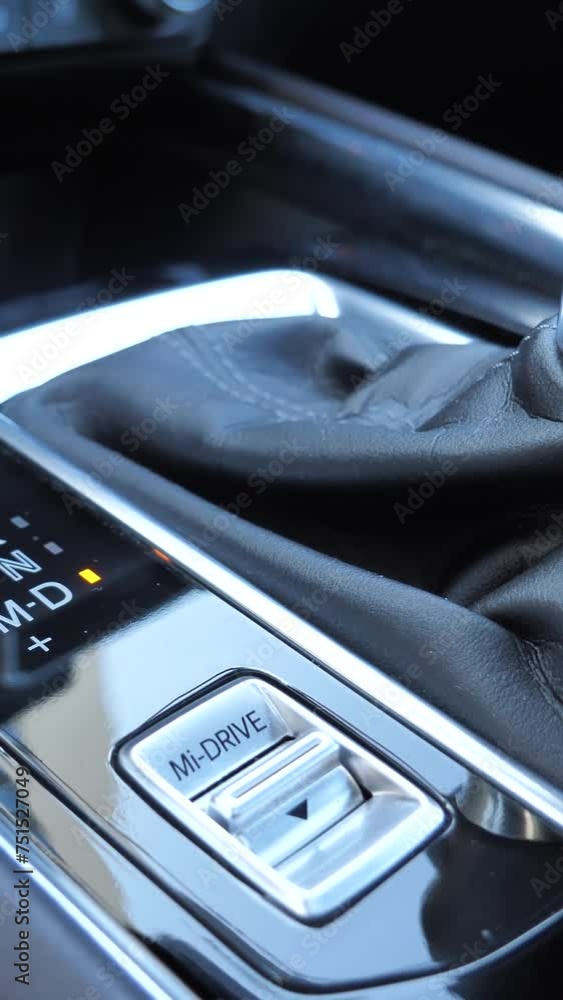 Vidéo Stock The driver's hand switch the selector between different ...