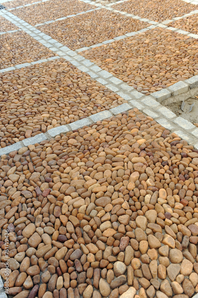 Pavimentación de calles con cantos rodados de río en el centro ...