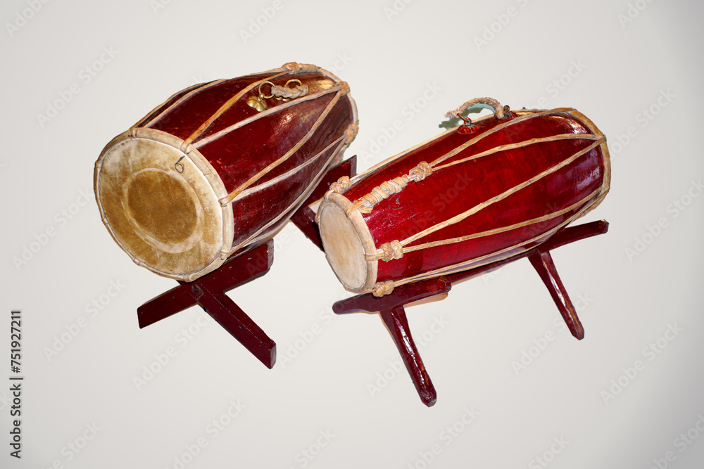 alat musik tradisional gamelan jawa. alat musik bernama kendang ...