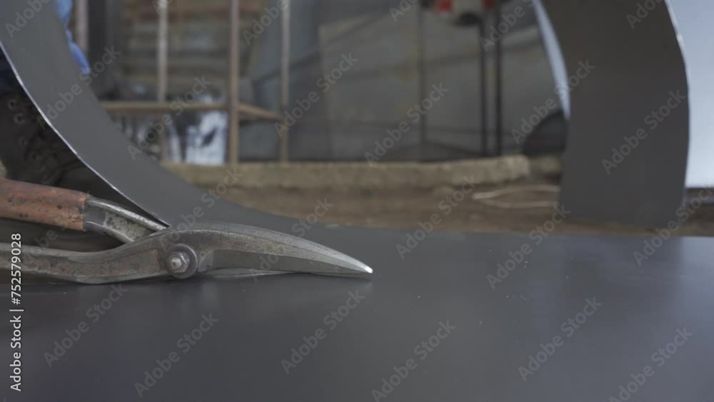 Vidéo Stock This image features a pair of industrial scissors in the ...