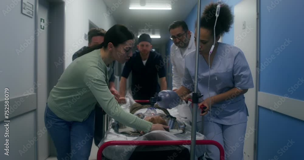 Vidéo Stock Medical staff and relatives of the victim are running down ...