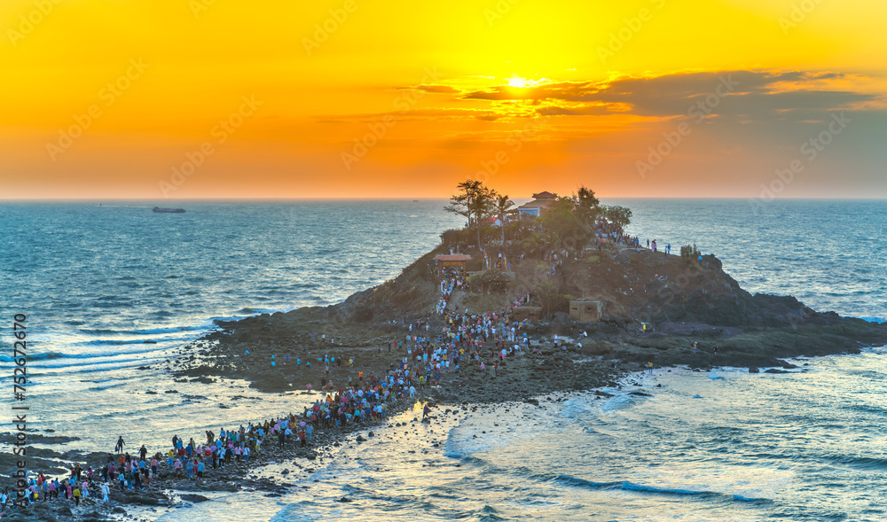Foto de Morning sunrise landscape on Hon Ba island, Vung Tau, Vietnam ...