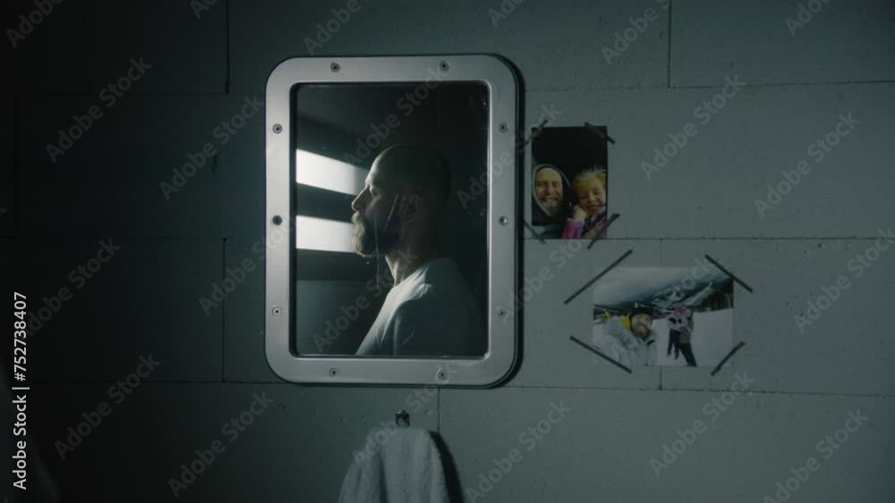Vidéo Stock Reflection of male criminal in the mirror looking out the ...
