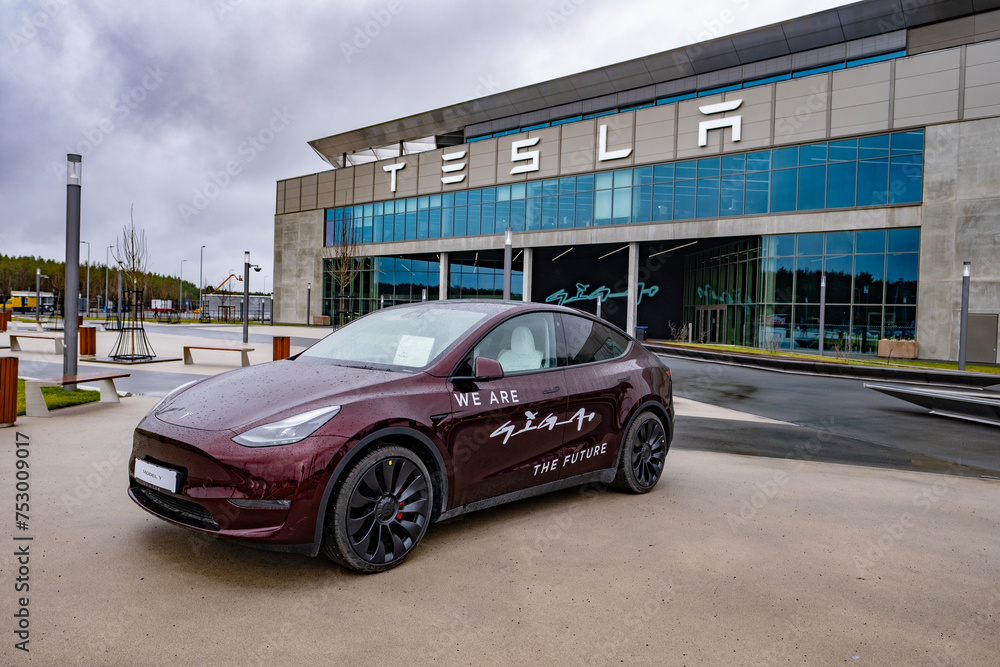 tesla model y midnight cherry red, Gigafactory Berlin-Brandenburg Tesla ...