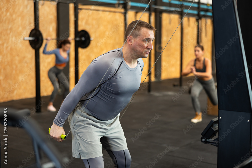 Man spends time in gym, improves her physical shape with exercises ...