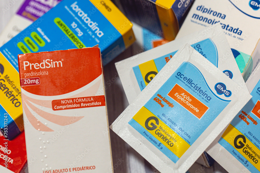 Grupo de medicamentos de várias marcas. Saúde, Brasil, Remédio ...