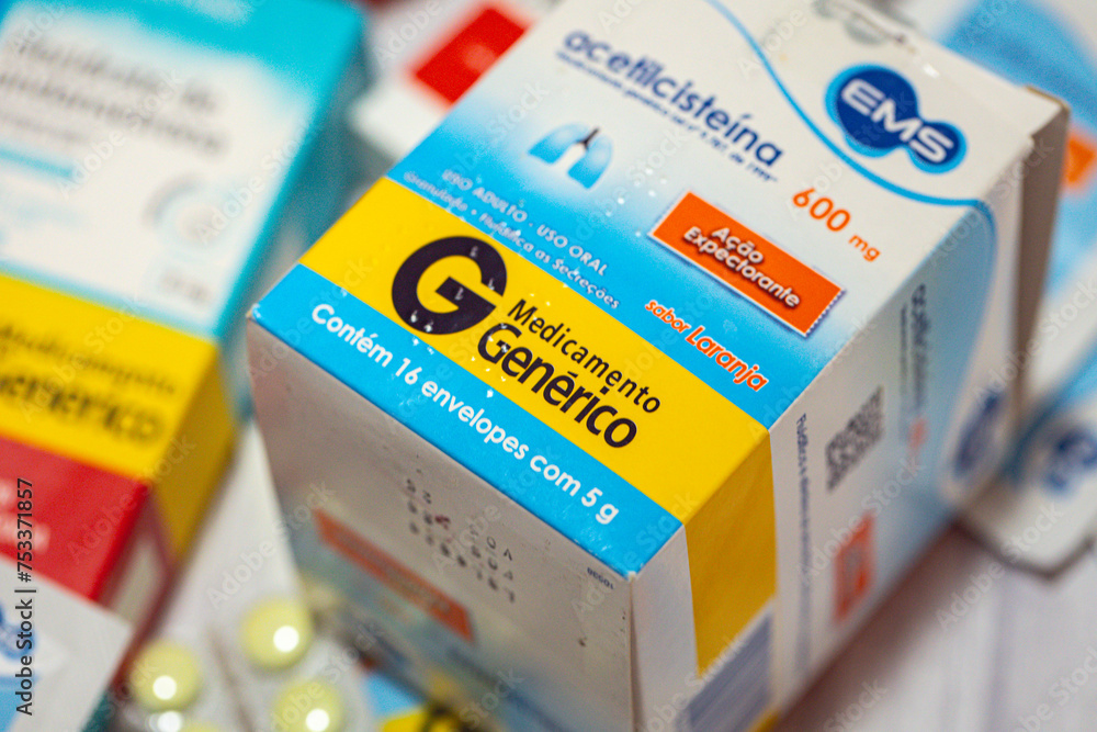 Grupo de medicamentos de várias marcas. Saúde, Brasil, Remédio ...