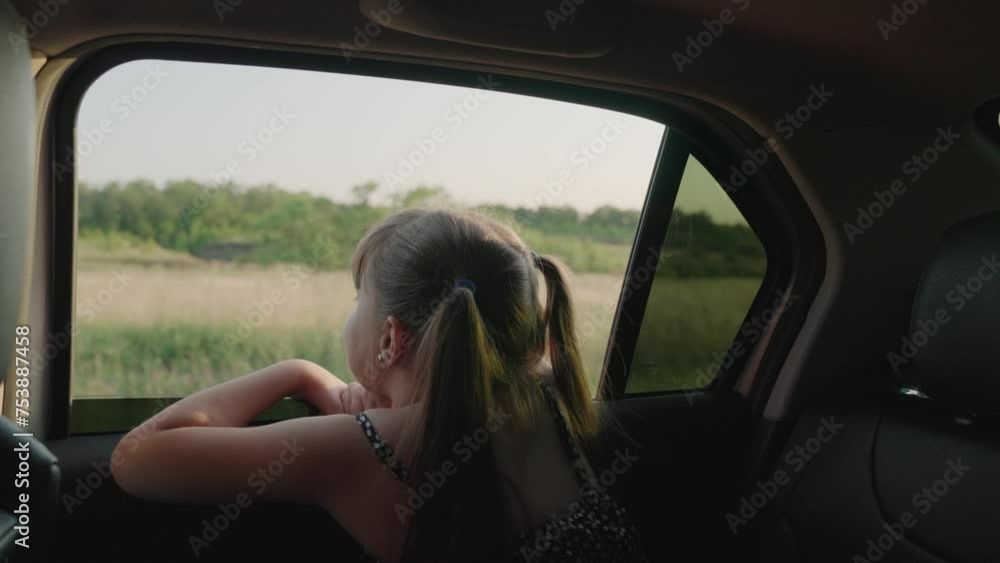 Vidéo Stock child girl face looks smiling from car out window, go ...