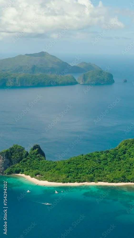 Boats over turquoise sea water. white sand beach in Helicopter Beach ...