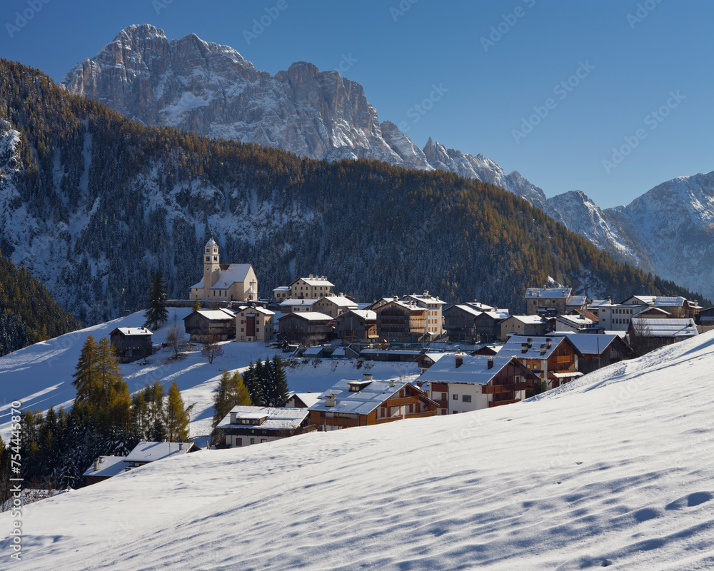 Italien, Venetien, Colle di Santa Lucia, Kirche, Monte Civetta Stock ...