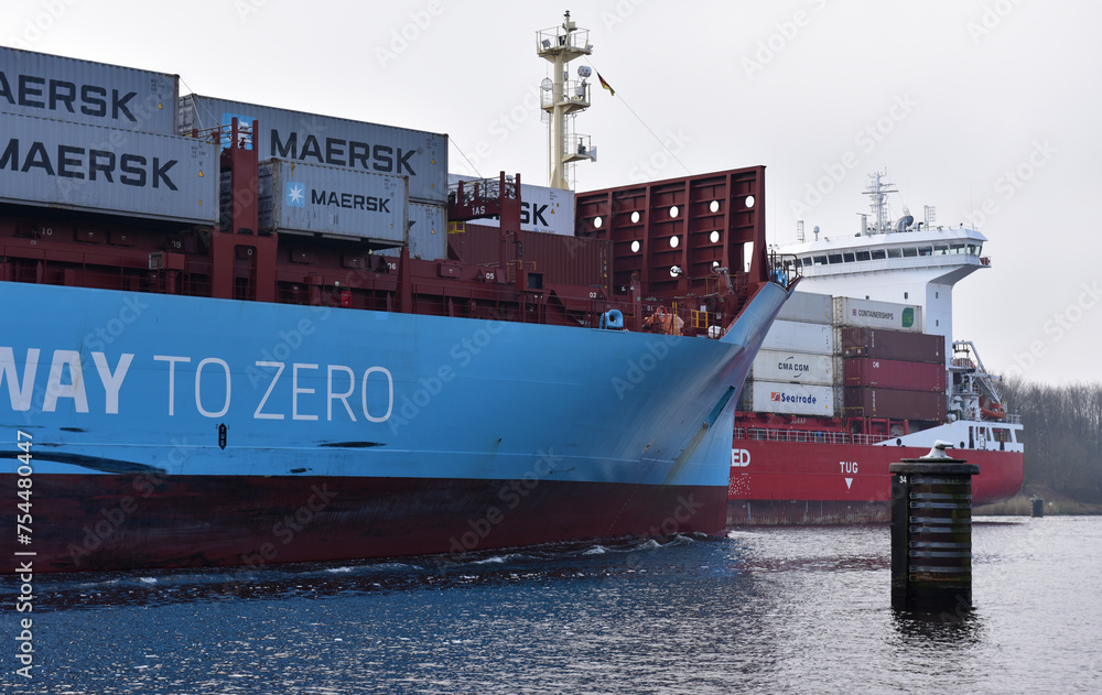 Containerschiff Laura Maersk fährt durch den Nord-Ostsee-Kanal Stock ...