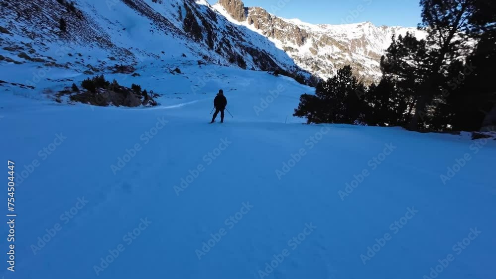 Bajada en primera persona esquiando pista roja, hombre de negro ...
