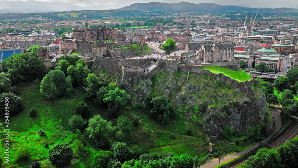 Vidéo Stock Aerial view of Edinburgh Castle with green gardens in ...