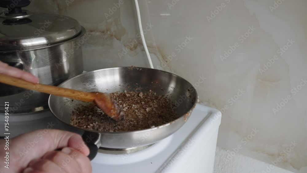 Vidéo Stock Unrecognizable woman tries to scrape burnt porridge with ...