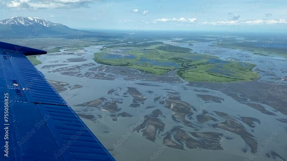 Vidéo Stock Beechcraft Bonanza airplane wingtip flies over Susitna ...