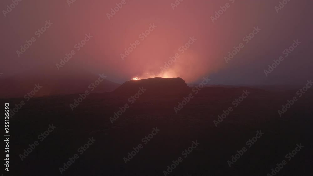 Vidéo Stock Iceland volcano eruption lava magma from crater ...