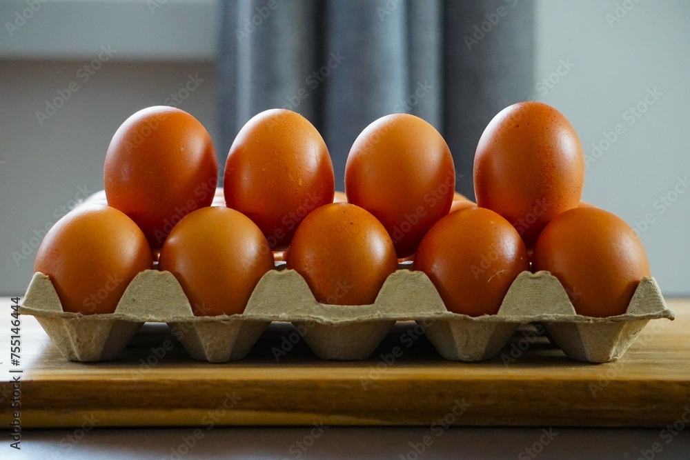 Jajka poukładane w wytłaczance. Świeże jajka od kury. Ekologiczne jaja ...