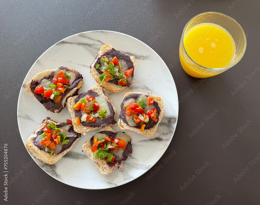 Plato con molletes y jugo de naranja. Molletes: comida típica de México ...