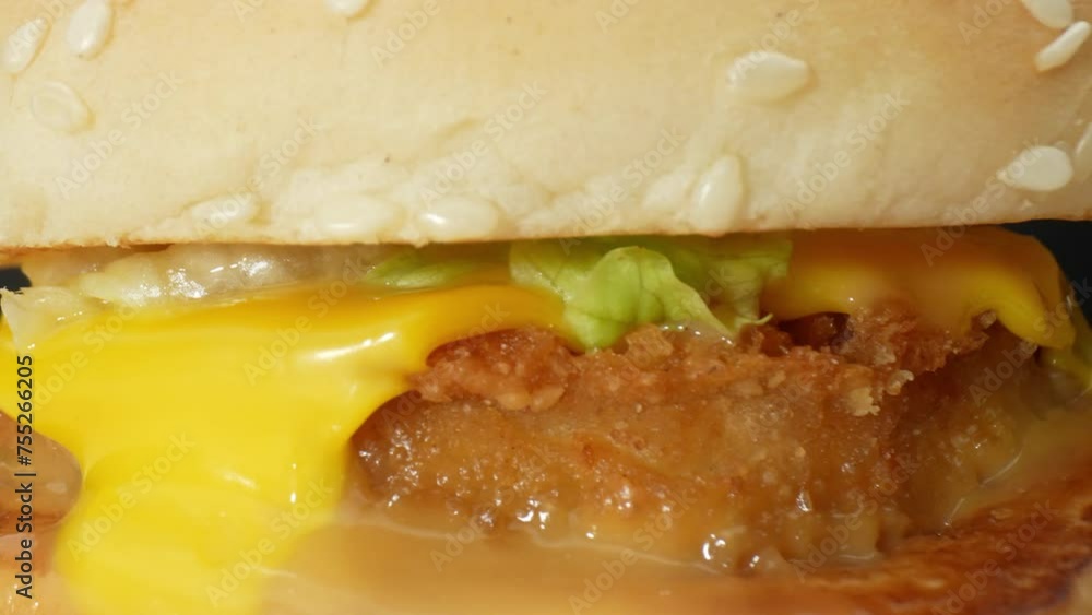 Vidéo Stock Despite evolving tastes and dietary trends, the hamburger ...