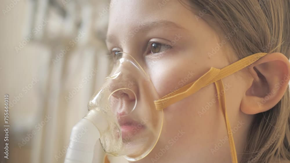 Stockvideo Portrait of a girl using a mask on her face to inhale the ...